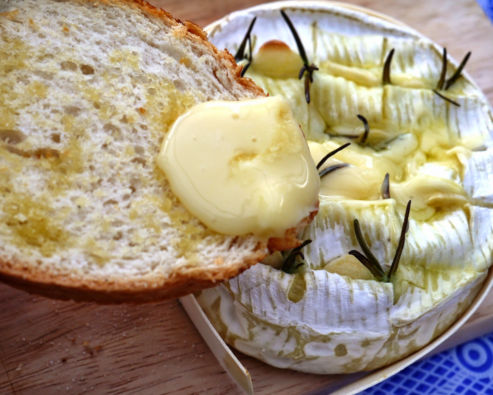 Baked Camembert with Garlic Bread Recipe - Foodie